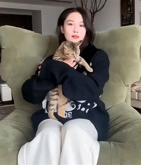 何捷为爱妻张馨予庆生，女方挺大肚被疑怀二胎 ！夫妻俩爱情古装