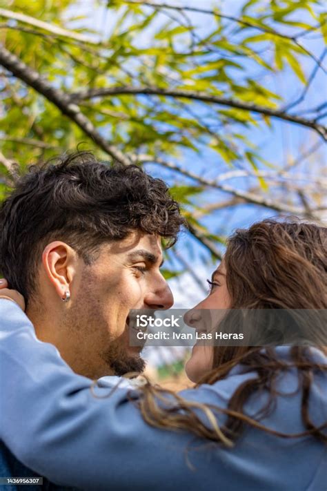 공원에서 서로를 바라보는 남자와 여자 사랑하는 부부는 자연에서 미소 짓고 휴식을 취합니다 이성애 커플 인간의 사랑 관계 개념 수직 개념 20 24세에 대한 스톡 사진 및