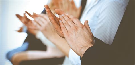 회의나 컨퍼런스에서 박수와 박수를 치는 기업인들이 손을 가까이서 볼 수 있습니다 현대 화이트 오피스에서 알 수없는 사업가와 여성의 그룹 성공 팀워크 또는 기업 코칭 개념