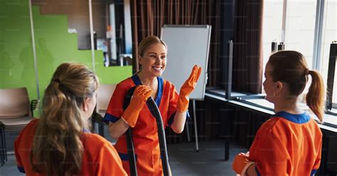 동료들과 대화하는 동안 몸짓을 하는 고무 장갑을 낀 메리 귀여운 여성 청소기 사진 Unsplash의 보호 장갑 이미지