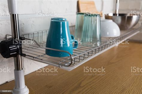 금속에 건조 깨끗 한 요리 접시 랙 밝은 배경에 주방 용품 및 식기 나무 선반에 주방 인테리어 배경입니다 텍스트 공간입니다 가스렌지에 대한 스톡 사진 및 기타 이미지