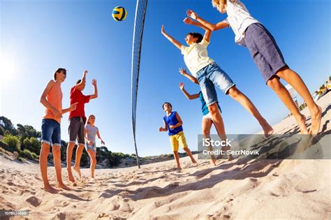 여름에 비치 발리 볼 재생 활성 청소년 경기 스포츠에 대한 스톡 사진 및 기타 이미지 경기 스포츠 경쟁 공 스포츠 장비 Istock
