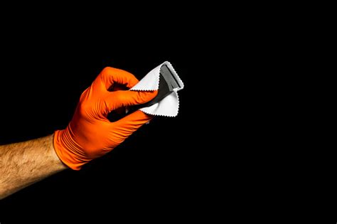 자동차 폴란드어 왁 스 작업자 연마 자동차 손 버프 하 고 세라믹의 차량을 연마입니다 자동차 적입니다 남자 손에서 폴 리 셔를 보유 하 고 나노 세라믹과 자동차 광택 연마