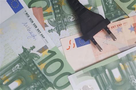 높은 전기 가격 유로 지폐 위에 검은 전원 플러그 고가의 에너지와 전기 개념의 비용 맨 위 보기 가격에 대한 스톡 사진 및 기타 이미지 Istock