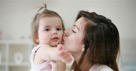 Joven Madre Jugando Con Su Bebé En La Cama Madre Besando A Su Bebé