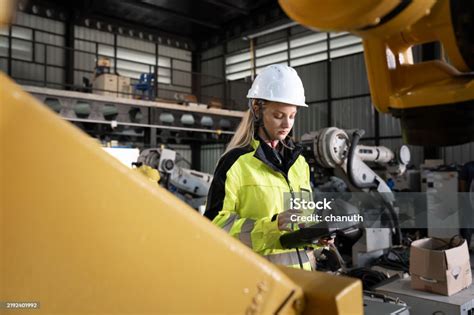 비즈니스 또는 엔지니어 원격 컴퓨터로 로봇 팔을 제어하는 백인 여성 25 29세에 대한 스톡 사진 및 기타 이미지 25 29세 Stem 주제 건강 진단 Istock