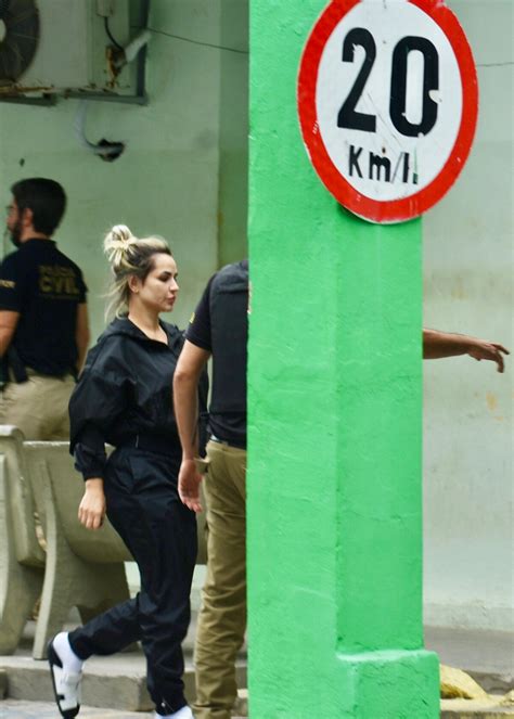 Foto Deolane Bezerra Sobre Prisão Estou Sofrendo Uma Grande