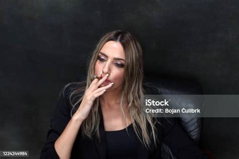 고립 된 배경에 스튜디오에서 포즈를 취하는 아름답고 매력적인 금발 소녀 갈색 머리에 대한 스톡 사진 및 기타 이미지 갈색 머리 검은색 귀여운 Istock