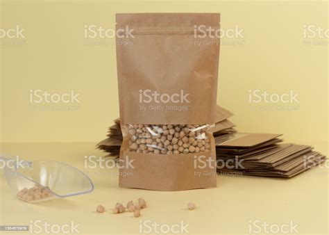 노란 배경에 식료품 앞면이있는 갈색 크래프트 종이 도이 팩 가방 식품 및 상품 템플릿 모형을위한 포장 무게 제품을위한 창문팩 스탠드업 파우치에 대한 스톡 사진 및 기타