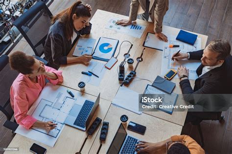 회의실에서 함께 일하는 다양한 기업 팀 새 프로젝트에서 공동 작업하는 동료 25 29세에 대한 스톡 사진 및 기타 이미지 25 29세 30 34세 35 39세