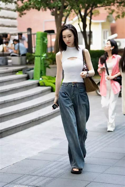又被上海女生的街拍惊艳了穿衣露腰裙长过膝盖高级又时髦