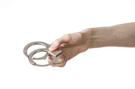 감옥과 유죄 판결된 주제 스튜디오 살인자에 수 갑을 넣어 흰색 배경에 고립 된 수 갑으로 손을 남자 강도에 대한 스톡 사진 및 기타 이미지 Istock