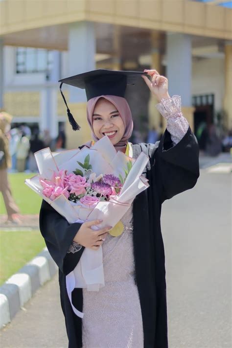 Pin Oleh Hawannudin Di Pose Foto Wisuda Ide Wisuda Wisuda Pemotretan