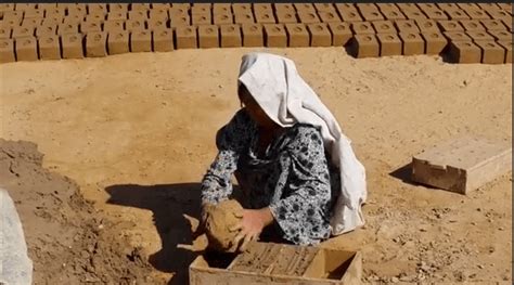 زن خشت مال،سرپل Pajhwok Afghan News