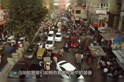 印度警察最牛装备，一根棍子让人跳脚逃窜，看完笑的肚子疼