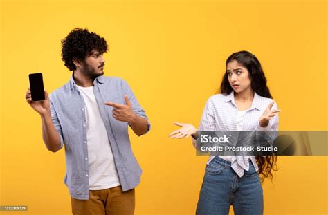 Cheatingkonzept Wütender Indischer Mann Der Das Handy Seiner Freundin