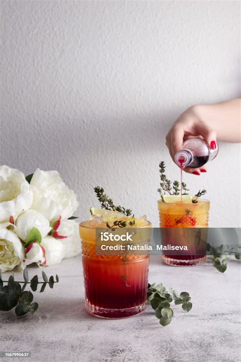 석류 시럽을 붓는 으깬 얼음과 석회가 들어간 면 처리 된 칵테일 유리 그레나딘즈에 대한 스톡 사진 및 기타 이미지 그레나딘즈 칵테일 오렌지 감귤류 과일 Istock