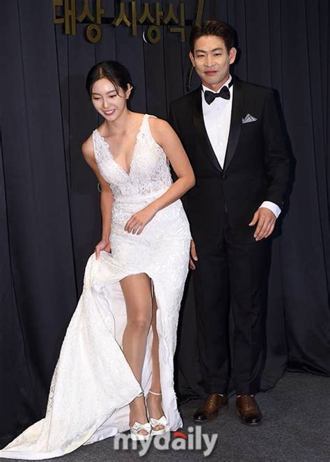 Md화보 홍재경 아나 드레스 들추고 각선미 공개 과감한 손짓