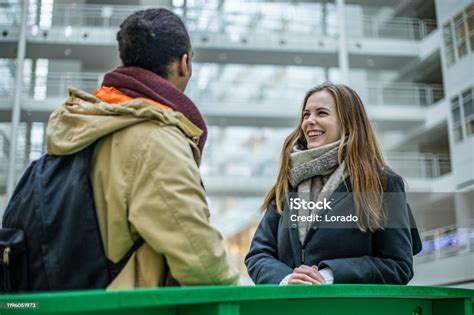 공공 도서관에서 함께 언어를 배우는 다민족 대학 성인 학생 2명에 대한 스톡 사진 및 기타 이미지 2명 공부 관광객 Istock