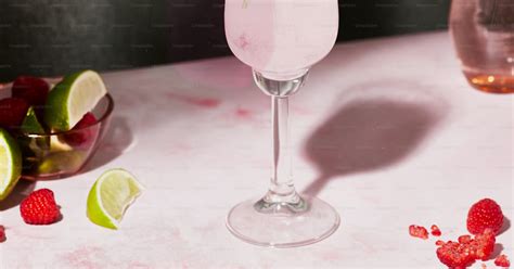 액체 병 옆에 액체로 채워진 유리 사진 Unsplash의 하드 라이트 이미지