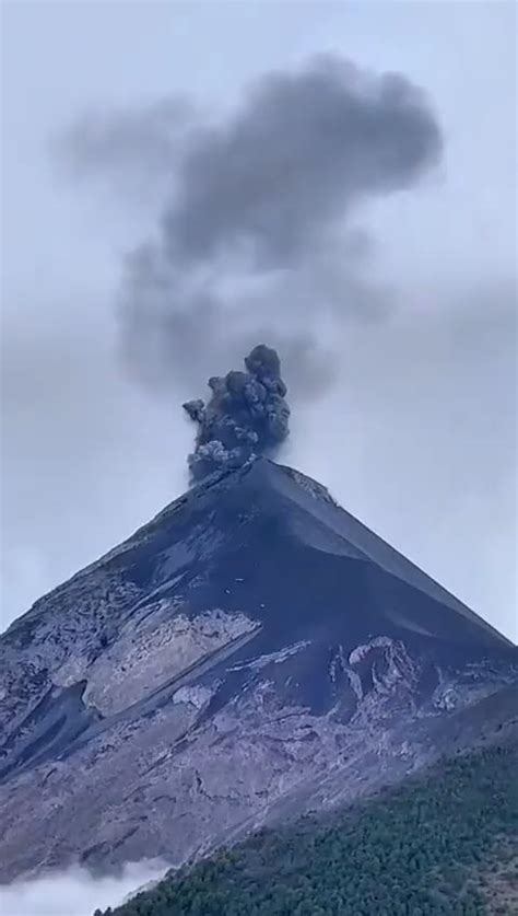 Volcanic Ash Colliding And Generating Lighting Within The Volcanic Plume Rwoahdude