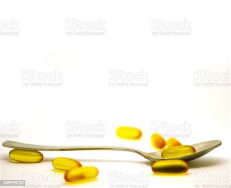 대구 간 유 오메가 3 비타민 E 젤 캡슐 강철 스푼으로 흰색 배경에 고립 0명에 대한 스톡 사진 및 기타 이미지 0명 건강관리와 의술 건강한 생활방식 Istock