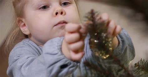 가족 가족 시간 거실 겨울 계절 귀여운 금발 기념 기쁨 따뜻한 메리 크리스마스 미소 부드러운 불빛 사람 사랑스러운 소녀 소프트 포커스 수직