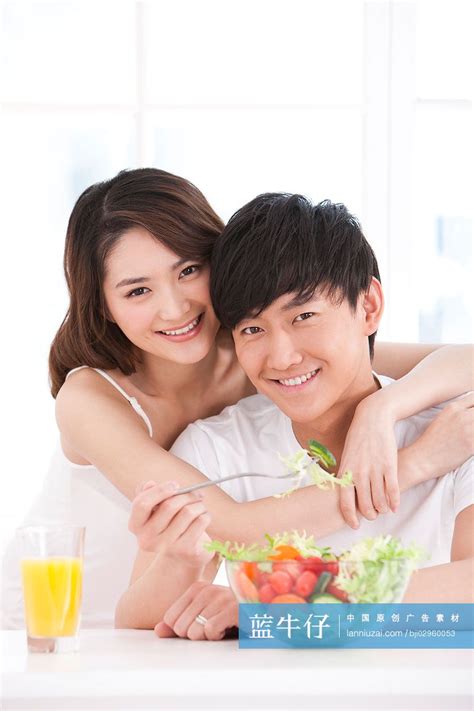 吃沙拉的年轻夫妇 蓝牛仔影像 中国原创广告影像素材