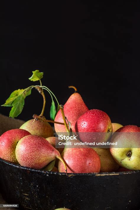 소박한 나무 테이블 자연 배경 베가 신선한 익은 유기농 빨간 배 다이어트 음식 가 추수입니다 가방에 수 분이 많은 과일 가 분위기입니다 가을에 대한 스톡 사진 및 기타