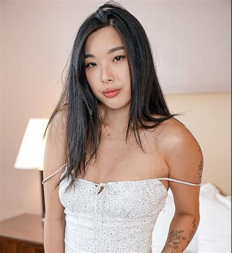 Elle Lee Feet