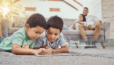 태블릿 게임 또는 가정에서 부모와 함께 스트리밍하는 어린이 기술로 게임 또는 비디오 시청 인터넷 와이파이와 어린 시절 어머니와 아버지는 소년과 스크린 타임과 함께 휴식을