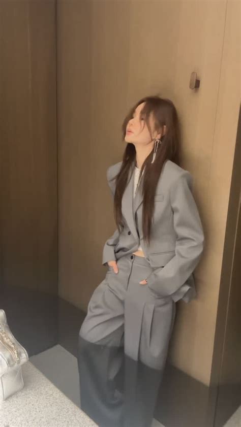 파티수 살짝 여유 있는 슬림 핏으로 예쁘고 깔끔한 실루엣을 연출해드리며 가디건과 탑이 라운드 넥으로 이루어져 넥 라인을 편안하게 잡아주며 적당한 슬림 핏이 날씬 해