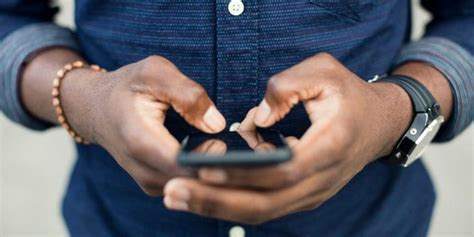 Как добавить слова в словарь Android устройства