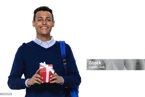 전면보기 한 사람 한 사람 허리까지 2029 세 성인 잘 생긴 사람들의 초상화 검은 머리 아프리카 민족 아프리카 계 미국인 민족 세대 Z 남성 젊은 남성 젊은 남성은 웃고