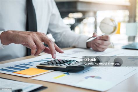 사업가 회계사 분석 및 계산 비용 금융 연례 재무 보고서 대차 대조표 문 재무 보고서에 메모를 하 고 경제에 대한 스톡 사진 및