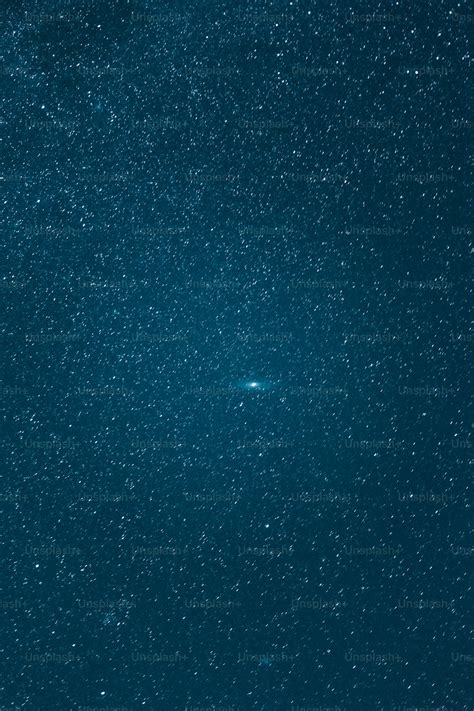 별과 밝은 빛으로 가득 찬 밤하늘 사진 Unsplash의 별의 밤 이미지