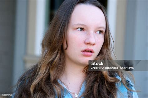 십대 소녀의 클로즈업 얼굴 실망 살짝 벌린 입 집 근처 길가의 선한 시선 사춘기 문제 친구와의 문제 먼저 사랑에 빠지다 실패 걱정하는에 대한 스톡 사진 및 기타 이미지