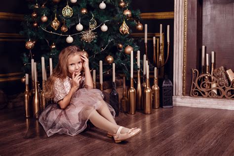 전나무와 벽난로 앞에 촛불과 선물이 있는 수녀들 새해 전야 크리스마스 이브 조명과 금 장식이있는 전나무 나무에서 아늑한 휴가 12 13세에 대한 스톡 사진 및 기타 이미지