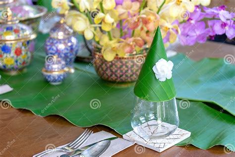 Подготовьте набор на таблице для изделий и стекла Тайской кухни серебряных с лист банана