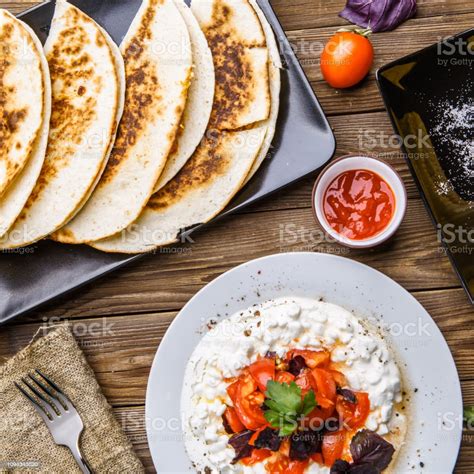 끝나기 전에 코 티 지 치즈와 토마토 샐러드 나무 테이블에 두 개의 옥수수 0명에 대한 스톡 사진 및 기타 이미지 0명 가을 겉껍질 Istock