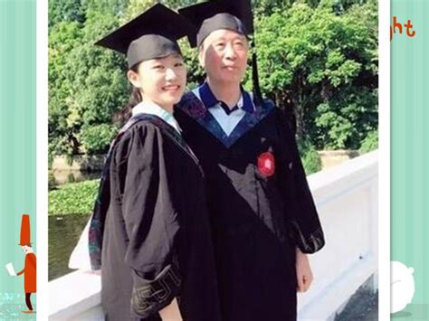 華東師範大學畢業生胡佳蘊邀爺爺一起拍畢業照爺爺55年前該校化學系畢業 每日頭條