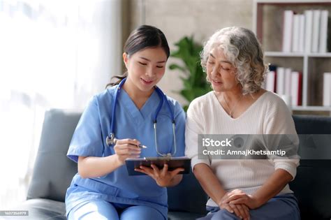 아시아의 여성 의사나 간호사가 집에서 노인 환자를 부드럽게 안내하고 돌보며 따뜻한 격려와 위로를 전합니다 25 29세에 대한 스톡 사진 및 기타 이미지 Istock