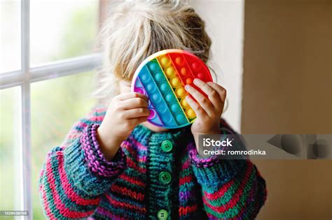 새로운 트렌드 감각 장난감으로 재생 작은 금발의 유치원 소녀 무지개 팝 어린이와 성인을위한 안티 스트레스 장난감 화려한 장난감 간단한 보조개 스퀴시 부드러운 거품 장난감