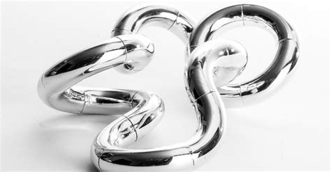 강철 관념적인 광택 광택이 있는 구부러진 구불 구불 한 굽히다 금속 금속 링크 금속 보석 금속 세그먼트 금속의 깨끗한 꼬인 런던 매끄러운 매크로