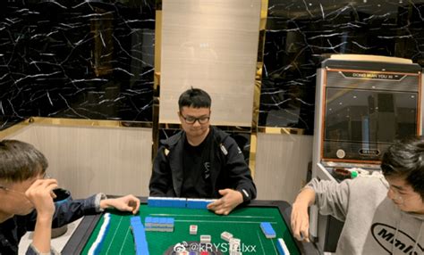 圣枪哥水晶哥等人聚会！sofm请吃洋房火锅，还秀出打牌神技！ 搜狐大视野 搜狐新闻