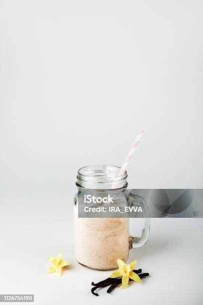 단백질은 우유와 함께 칵테일 유리에 바닐라 빨 대와 항아리 스포츠 영양 0명에 대한 스톡 사진 및 기타 이미지 0명 가루로 빻은 건강한 생활방식 Istock