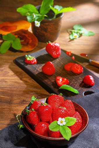 나무 테이블에 점토 그릇에 딸기 육즙이 잘 익은 붉은 딸기로 채워진 그릇 0명에 대한 스톡 사진 및 기타 이미지 0명 개체
