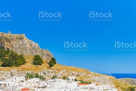 아크로폴리스와 린도스 시의 전경을 조망할 수 있는 로도스는 역사적인 명소와 아름다운 해변으로 유명합니다 유럽 도데카네스 군도의 그리스 섬 휴가 및 여행 0명에 대한 스톡