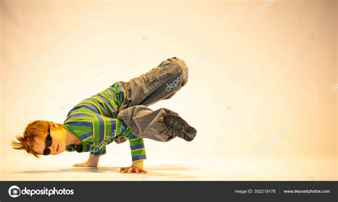 Fotos De Niño Bailarina Chico B Suba Al Escondite Freez Imagen