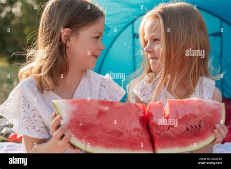 Sohn Und Tochter Haben Camping Fotos Und Bildmaterial In Hoher